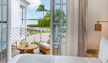 Brand New Two King Bedroom Bay View | Roupas de cama premium, camas com colchões pillow-top