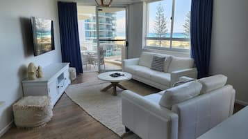 2 Bedroom Ocean View Superior | Sala de estar | Televisor, leitor de DVD