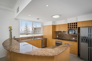 Penthouse, 4 quartos, vista para o mar | Cozinha privada | Um frigorífico/congelador grande, um micro-ondas, um forno