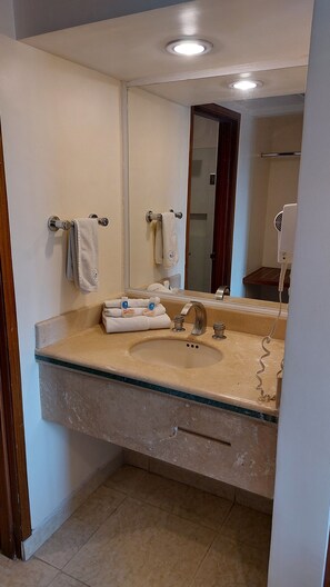 Um polibã, artigos de higiene pessoal grátis 