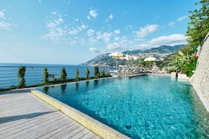 Piscina externa, funciona das 10h às 19h, guarda-sóis, espreguiçadeiras