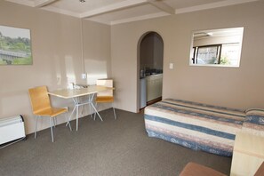 Cofres nos quartos, individualmente decorados, escrivaninha