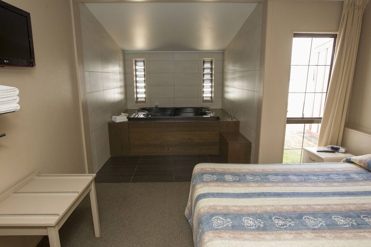 Apartamento, 1 quarto, banheira de hidromassagem | Cofre no quarto, com decoração personalizada, secretária