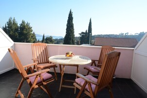 Estúdio Romântico, 1 cama de casal, terraço, vista para o jardim | Varanda