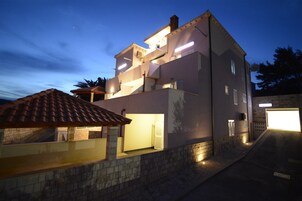 Fachada do alojamento (tarde/noite)