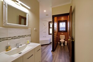 Quarto casal luxo (Provence) | Banheiro | Produtos de toalete grátis, secador de cabelo, toalhas de banho 