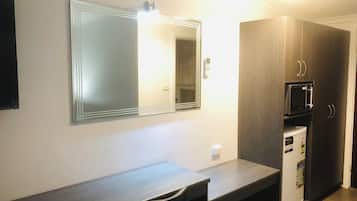 Escrivaninha, ferros/tábuas de passar roupa, roupa de cama