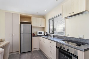 Geladeira, micro-ondas, cooktop, cafeteira/chaleira