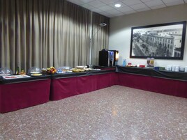 Pequeno-almoço tipo buffet diário mediante uma taxa 