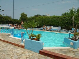 Piscina exterior, da(s) 10:00 à(s) 19:00, guarda-sóis