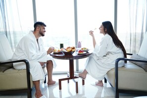 Quarto club, 1 cama King, vista para a cidade | Opções para refeição no quarto