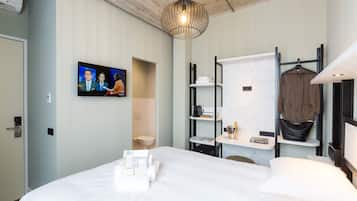 Inside Comfort Room (without daylight) | Minibar, cofre no quarto, secretária, ferro/tábua de engomar