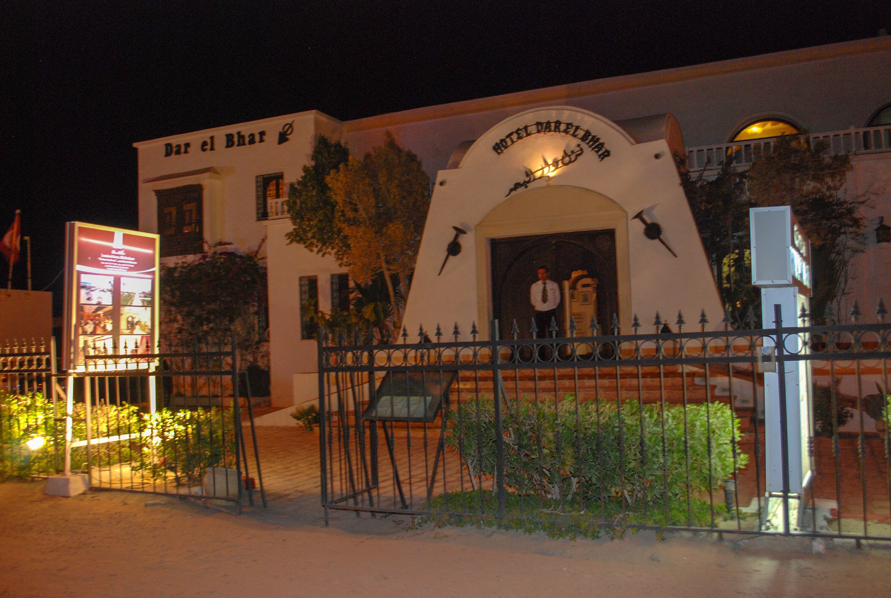 Entrada de um hotel com uma placa que diz 'Hotel Dar el Bhar'.