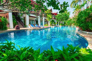 2 piscinas externas, funciona das 7h às 18h, guarda-sóis