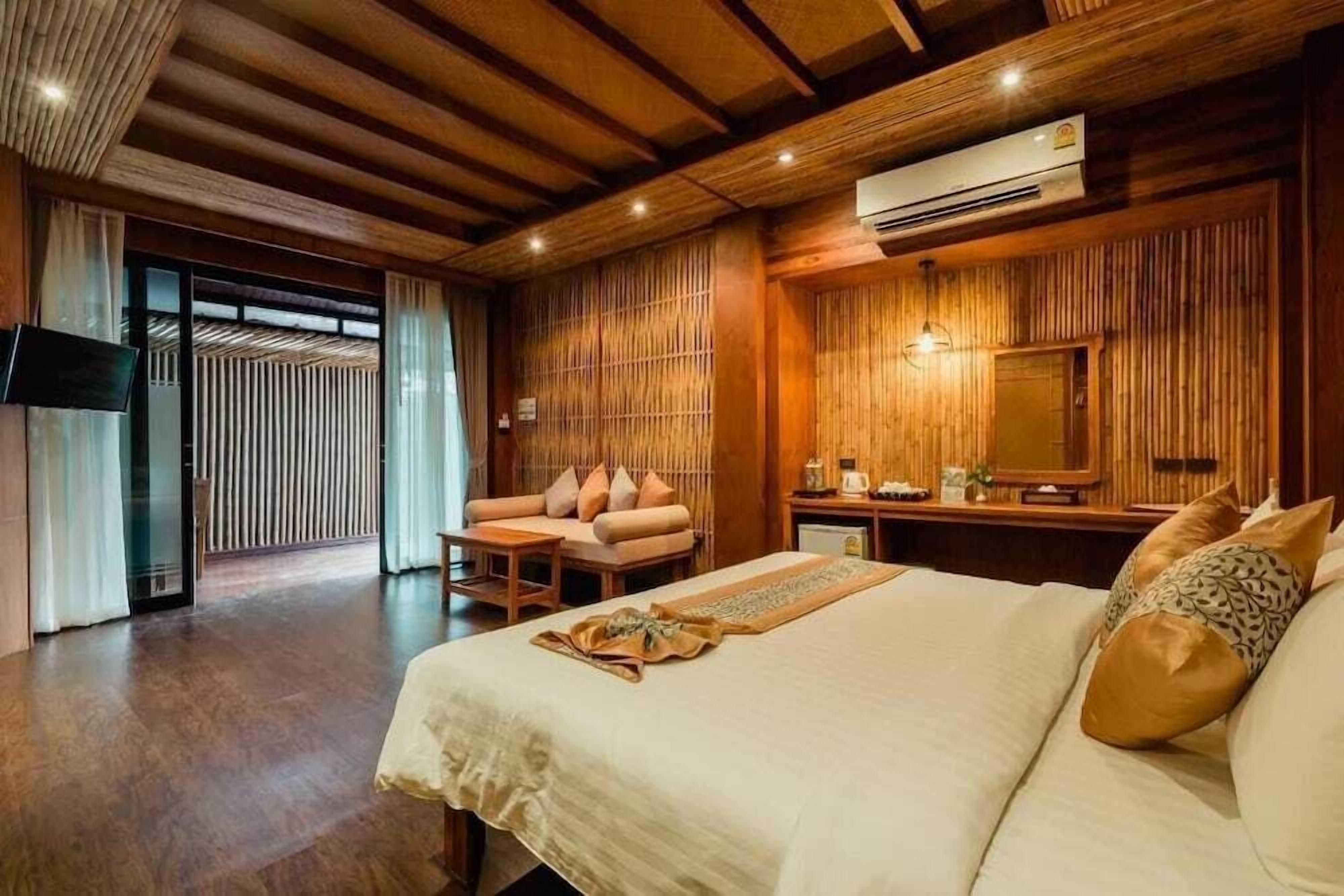 1 quarto, frigobar, cofres nos quartos, escrivaninha