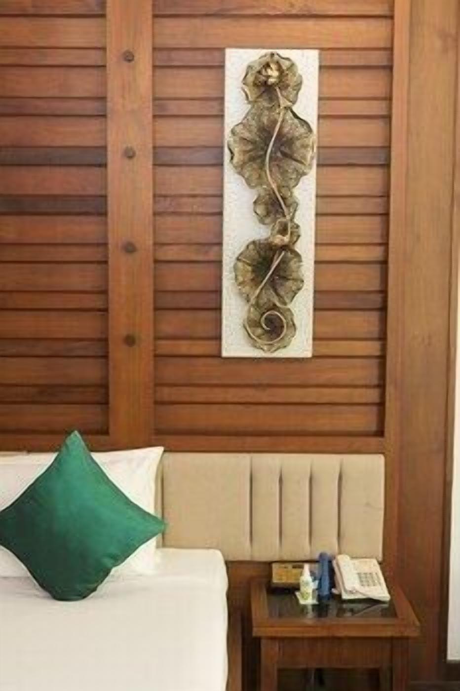 1 quarto, frigobar, cofres nos quartos, escrivaninha