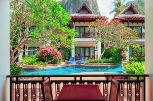 Deluxe Pool Side Room | 1 quarto, frigobar, cofres nos quartos, escrivaninha