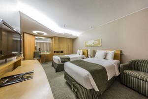 Roupas de cama antialérgicas, frigobar, cofres nos quartos, escrivaninha