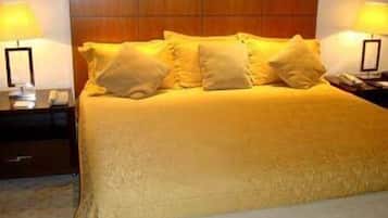 Quarto casal luxo | Roupas de cama antialérgicas, frigobar, escrivaninha, roupa de cama