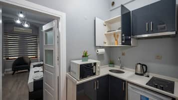 O) Family Suite | Cozinha privada | Geladeira, micro-ondas, cooktop, talheres/pratos/utensílios de cozinha