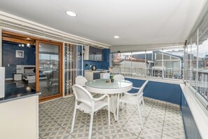 L) SUITE WITH CITY VIEW | Área de estar | TV LED 42 polegadas com canais via satélite, TV