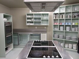 Um frigorífico, uma cafeteira/bule 