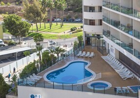 Piscina externa sazonal, espreguiçadeiras