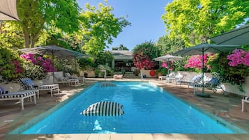 Piscina exterior, espreguiçadeiras