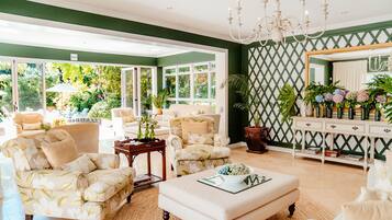 Televisor LED, leitor de DVD, base para iPod, piso aquecido