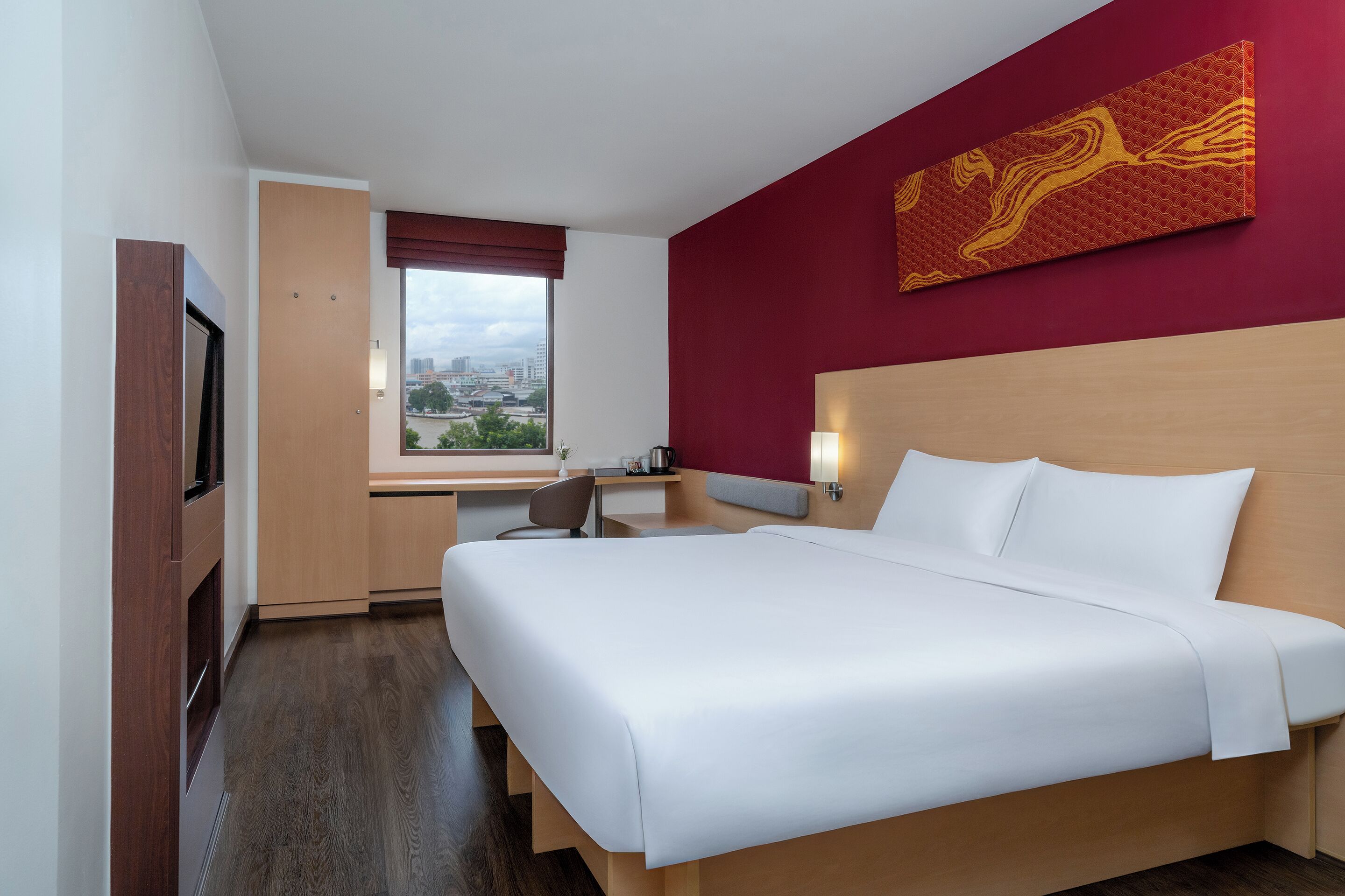 Quarto standard, 1 cama de casal, vista para o rio | Cofres nos quartos, escrivaninha, ferros/tábuas de passar roupa