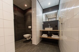 Appartement Familial, vue jardin | Banheiro | Chuveiro, produtos de toalete grátis, secador de cabelo 