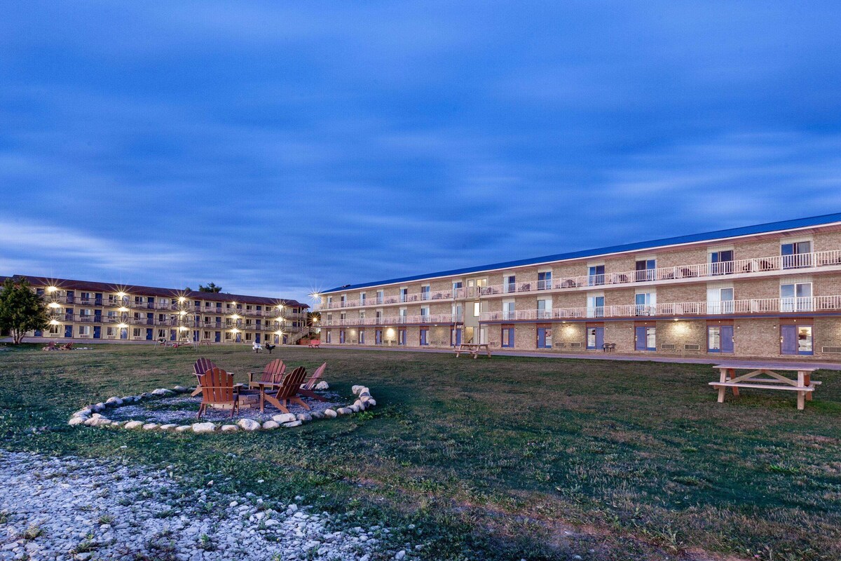 Days Inn & Suites by Wyndham St. Ignace Lakefront Reviews, Deals ...