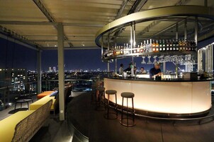 Este bar no lobby do hotel 