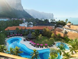 2 piscinas exteriores, guarda-sóis, espreguiçadeiras 