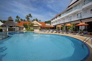 2 piscinas externas, guarda-sóis, espreguiçadeiras