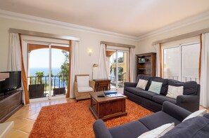 Apartamento, 2 quartos, vista para o mar | Sala de estar | TV de ecrã plano, leitor de DVD 