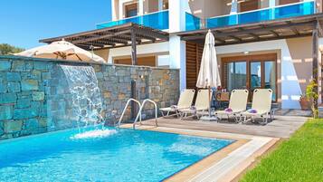 Piscina exterior sazonal, uma piscina transbordante, guarda-sóis