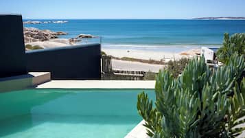 Piscina com vista para o mar e a praia.
