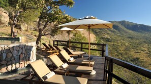 Terraço com espreguiçadeiras