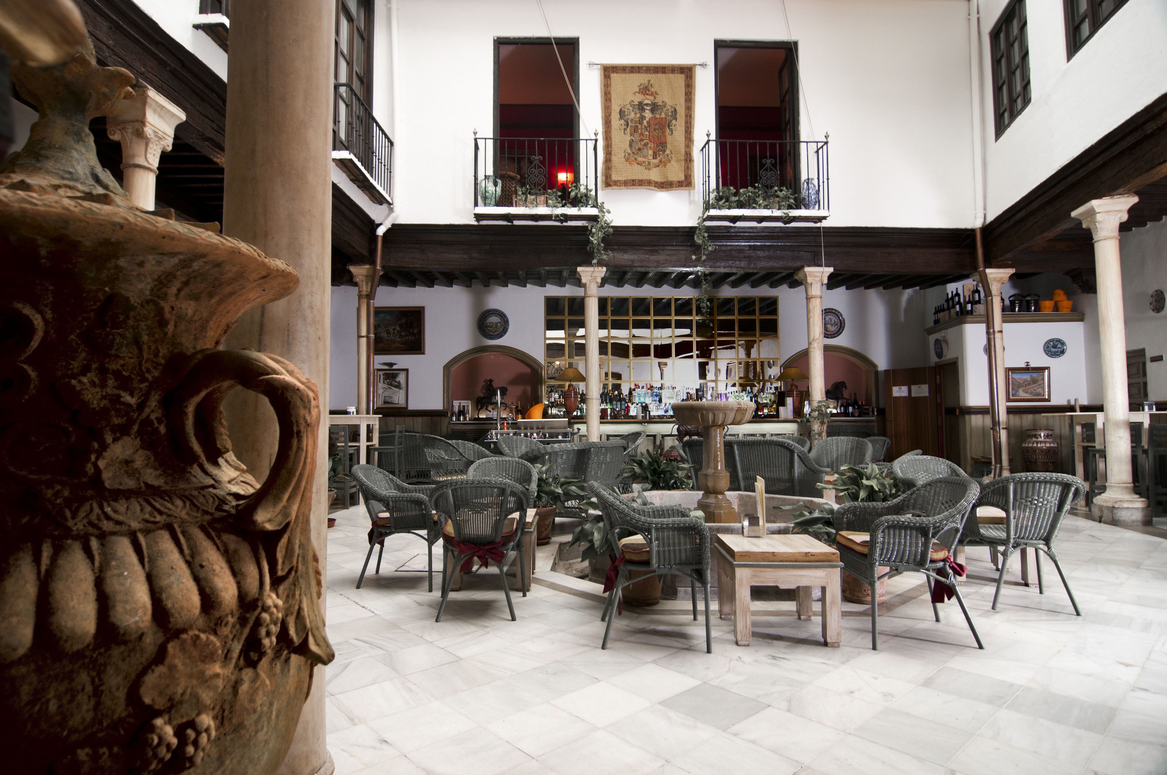 Pequenos-almoços servidos, com espaço para refeições ao ar livre 