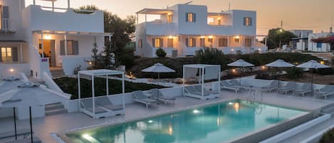 Piscina exterior sazonal, da(s) 09:00 à(s) 21:00, guarda-sóis