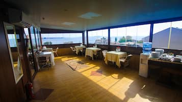 Café da manhã com buffet grátis todos os dias