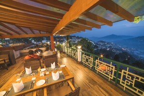 2 restaurantes: opção de café da manhã, almoço e jantar