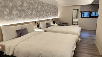 Quarto Twin Deluxe, 2 camas de casal | Edredões de penas, minibar grátis, cofre no quarto, secretária