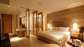 Quarto luxo, vista parcial para o mar | Roupas de cama premium, cofres nos quartos, escrivaninha