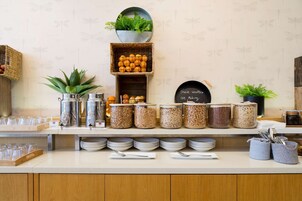 Café da manhã com buffet todos os dias mediante uma taxa