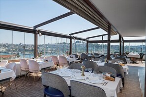 Pequenos-almoços, almoços, jantares servidos, com vista para o oceano 