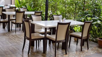 Café da manhã com buffet todos os dias (THB 220 por pessoa)