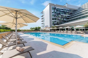 Piscina externa, funciona das 6h às 20h, guarda-sóis, espreguiçadeiras