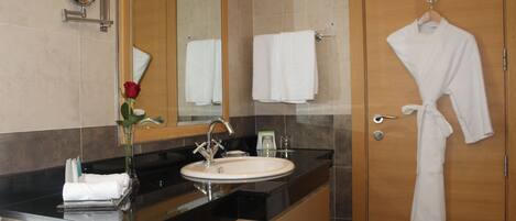 1 quarto, edredões de penas, camas de colchão pillowtop, minibar